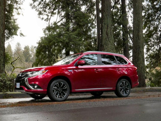 Mitsubishi Outlander PHEV Photos and Specs. Photo: Mitsubishi Outlander ...