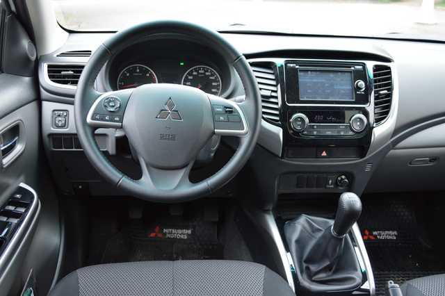 Mitsubishi L200 Photos and Specs. Photo: Mitsubishi L200 accessories ...