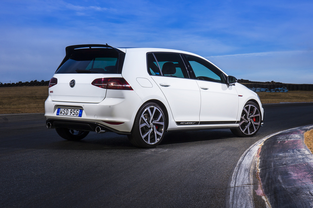 Volkswagen Golf 5-door Photos and Specs. Photo: Volkswagen Golf 5-door ...