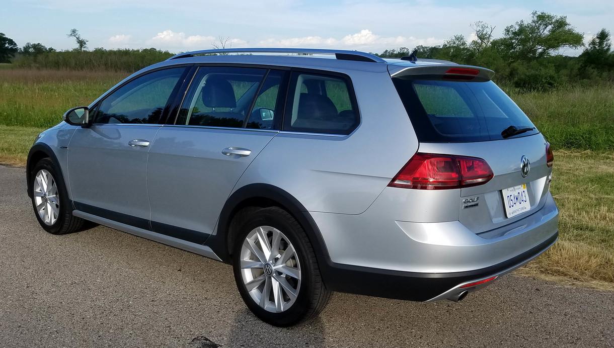 Volkswagen Golf Alltrack Photos and Specs. Photo: Volkswagen Golf ...