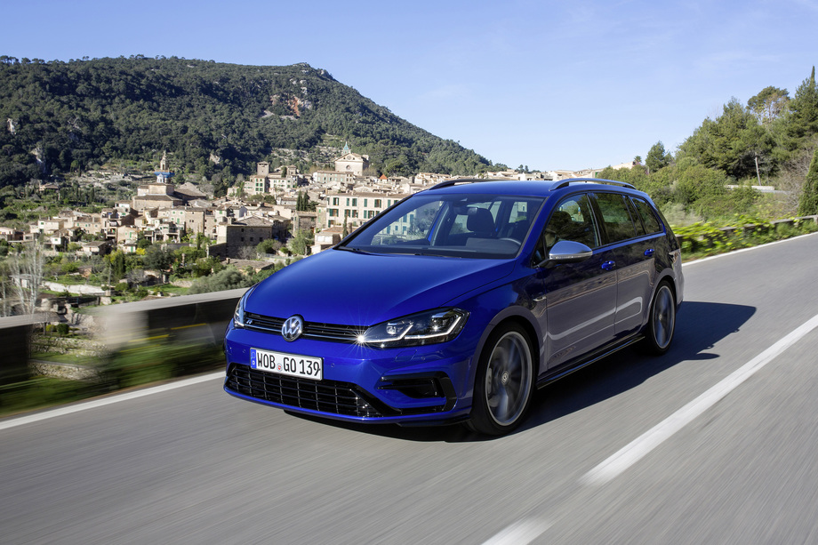 Volkswagen Golf R Photos and Specs. Photo: Volkswagen Golf R reviews ...
