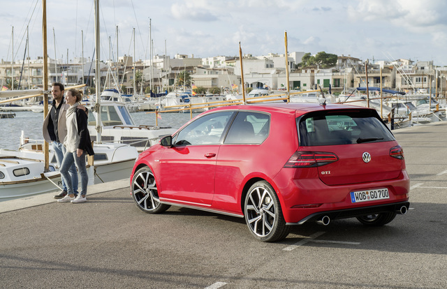 Volkswagen Golf R Photos and Specs. Photo: Volkswagen Golf R best ...