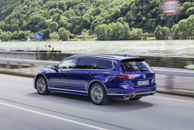 Volkswagen Passat Photos and Specs. Photo: Volkswagen Passat modern ...