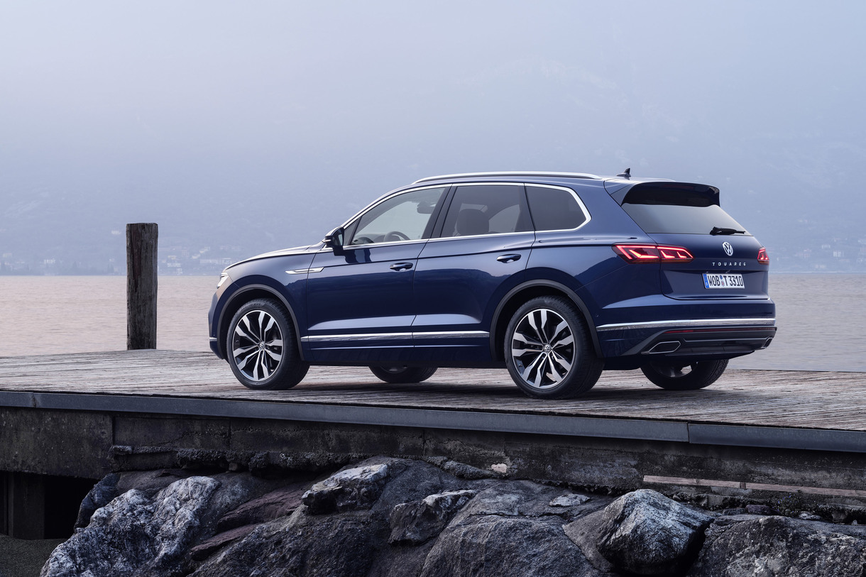 Volkswagen Touareg Photos and Specs. Photo: Volkswagen Touareg ...