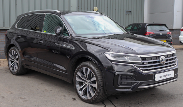 Volkswagen Touareg Photos and Specs. Photo: Volkswagen Touareg ...