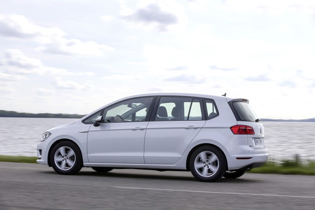 Volkswagen Golf Sportsvan Photos and Specs. Photo: Volkswagen Golf ...