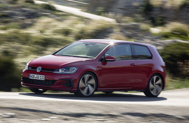 Volkswagen Golf 3-door Photos and Specs. Photo: Volkswagen Golf 3-door ...