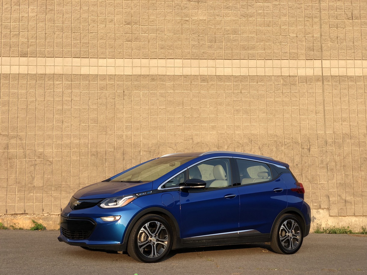 Chevrolet Bolt EV Photos and Specs. Photo: Chevrolet Bolt EV mod 2016 ...