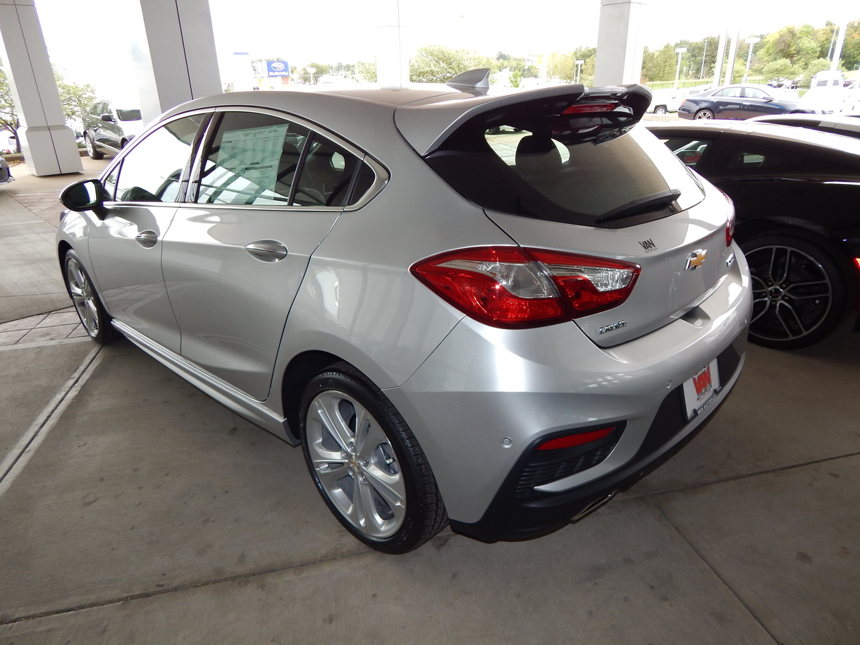 Chevrolet Cruze Photos and Specs. Photo: Chevrolet Cruze modern photo ...