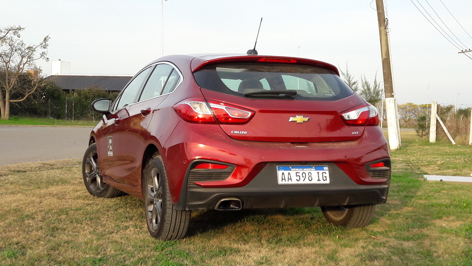 Chevrolet Cruze Hatchback Photos and Specs. Photo: Chevrolet Cruze ...