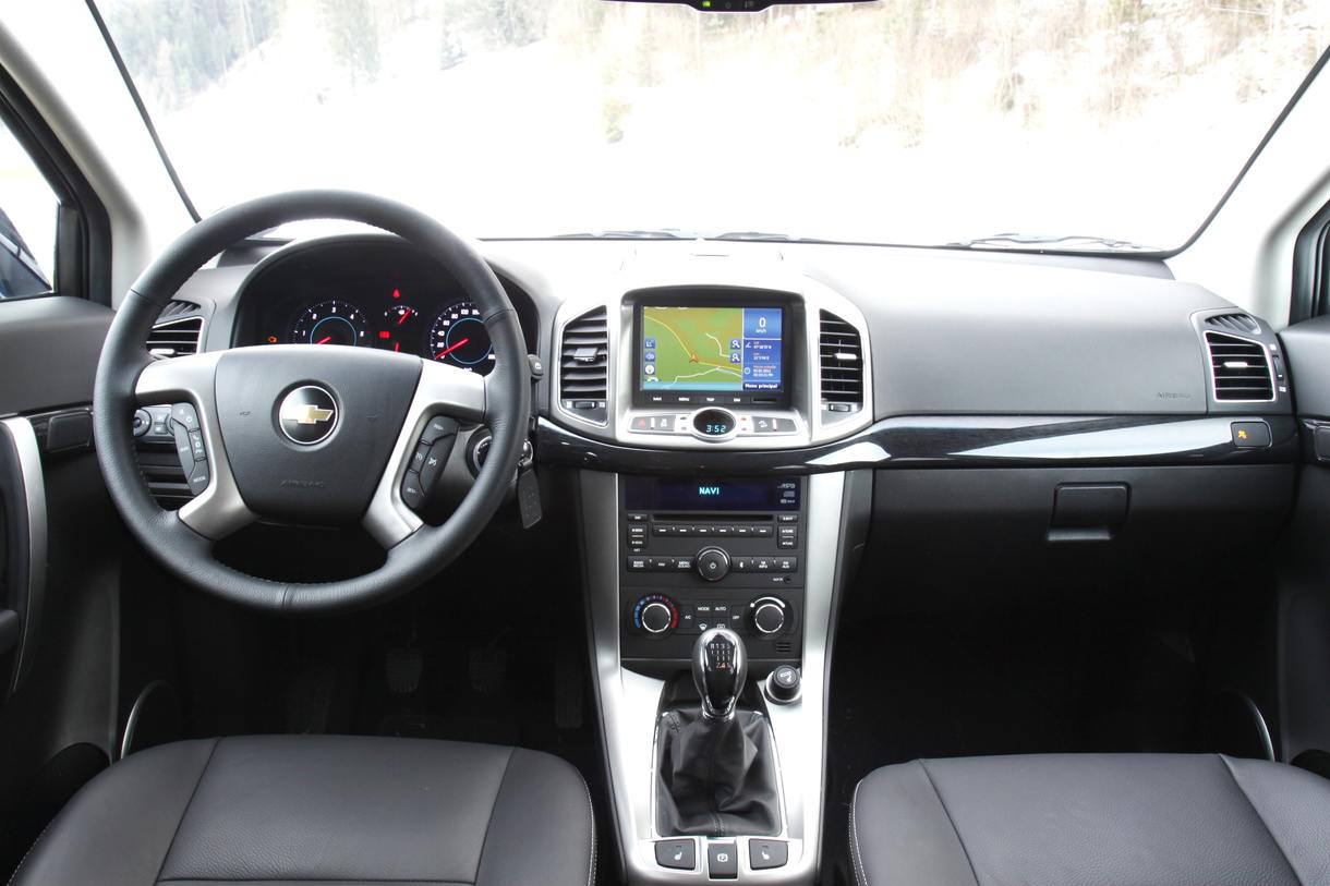 Chevrolet Captiva Photos and Specs. Photo: Chevrolet Captiva interior ...