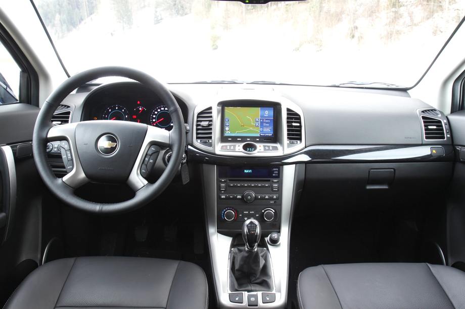 Chevrolet Captiva Photos and Specs. Photo: Chevrolet Captiva interior ...