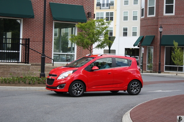 Chevrolet Spark Photos and Specs. Photo: Chevrolet Spark hatchback ...