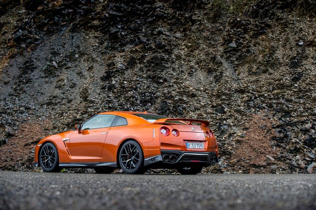 Nissan GT-R Photos and Specs. Photo: Nissan GT-R modern photo and 23 ...