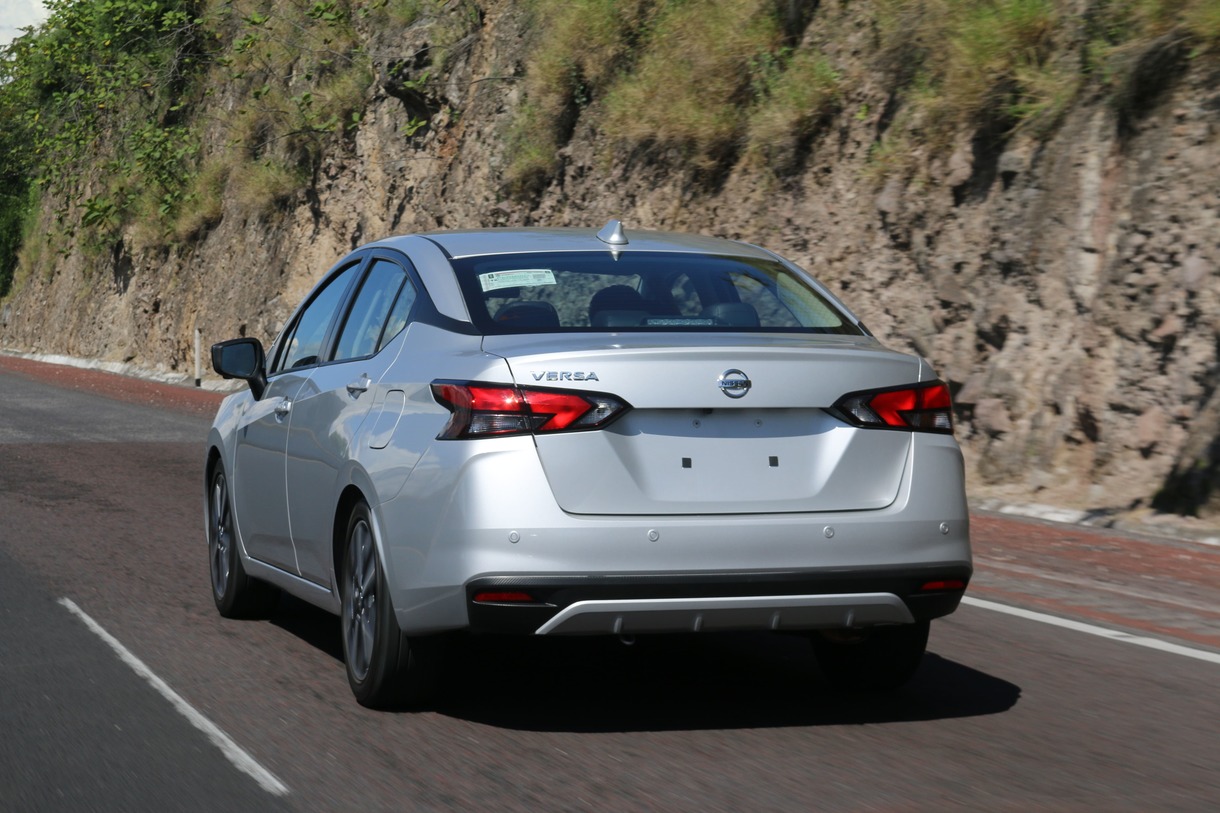 Nissan Versa Photos and Specs. Photo: Nissan Versa modern photo and 37 ...