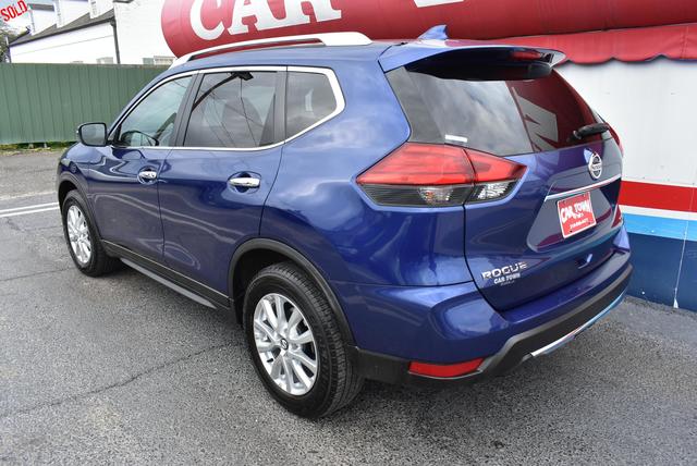 Nissan Rogue Photos and Specs. Photo: Nissan Rogue interior ...