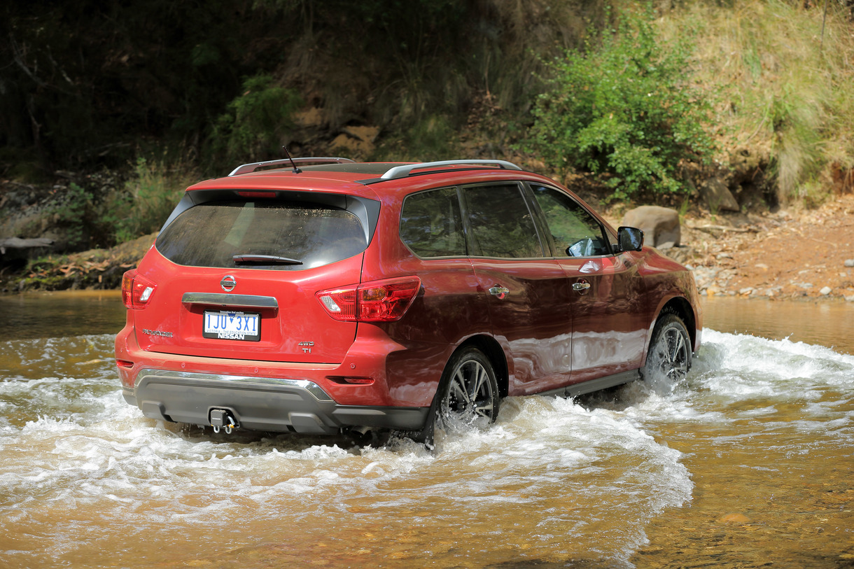 Nissan Pathfinder Photos and Specs. Photo: Nissan Pathfinder hd model ...