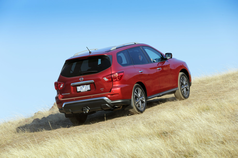 Nissan Pathfinder Photos and Specs. Photo: Nissan Pathfinder ...