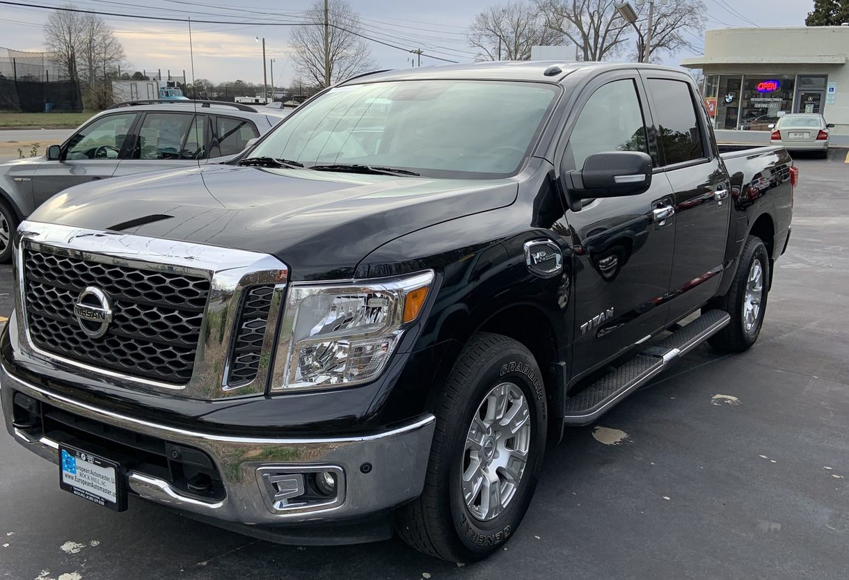 Nissan Titan Crew Cab Photos and Specs. Photo: Nissan Titan Crew Cab ...