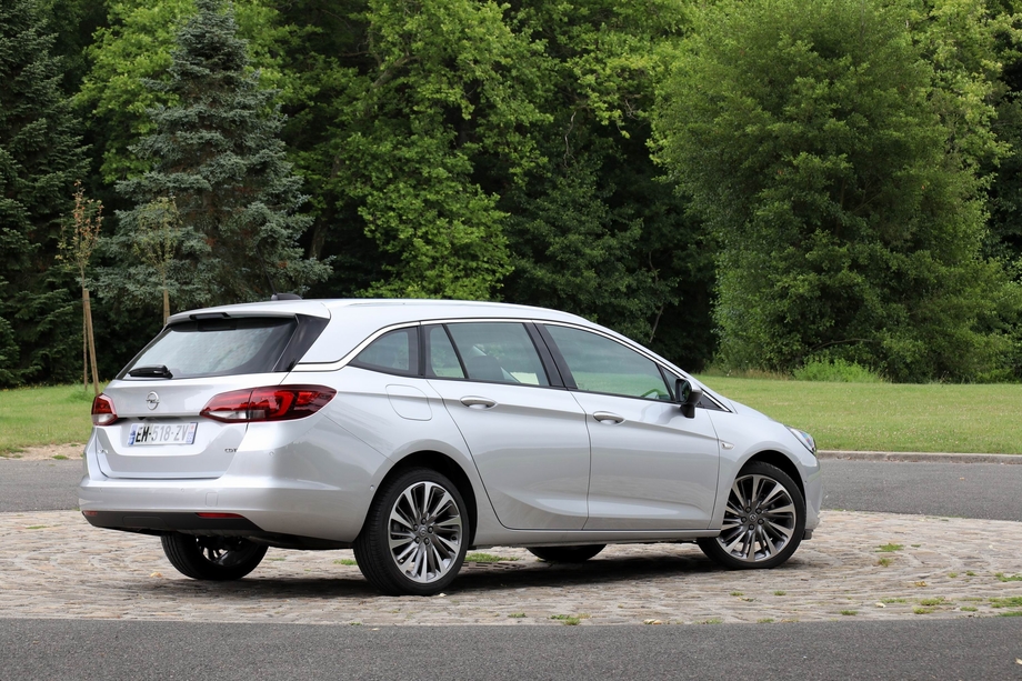 Opel Astra Sports Tourer Photos and Specs. Photo: Opel Astra Sports ...