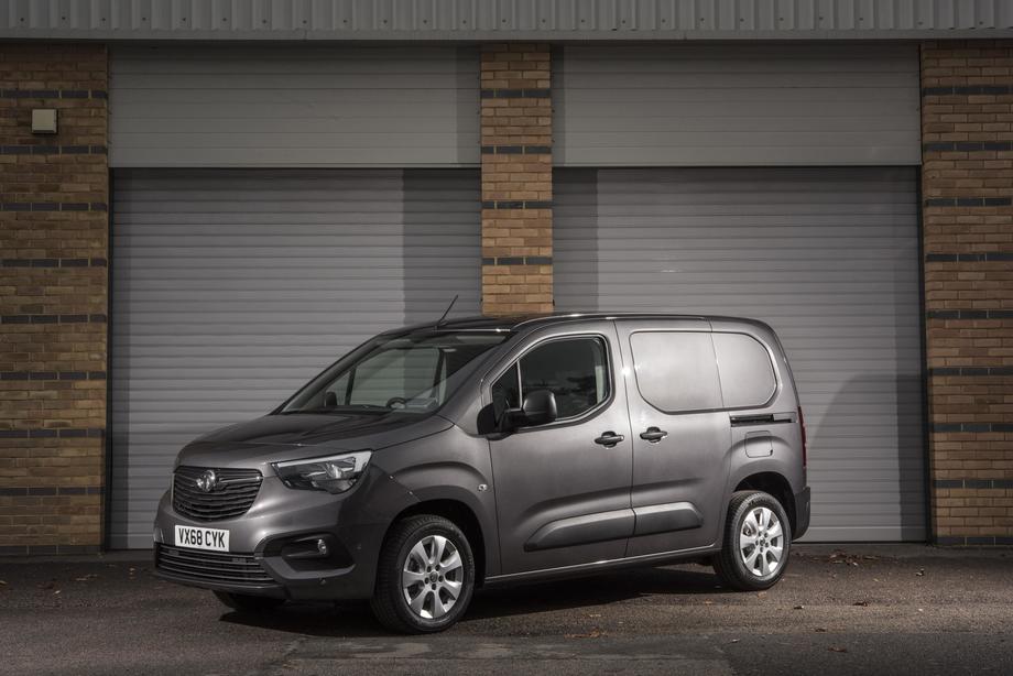 Opel Combo Cargo Photos and Specs. Photo: Opel Combo Cargo modern 2018 ...