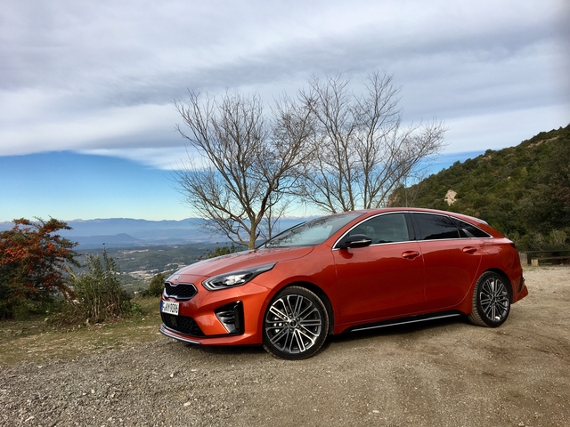 KIA ProCeed Photos and Specs. Photo: KIA ProCeed 4k model and 38 ...