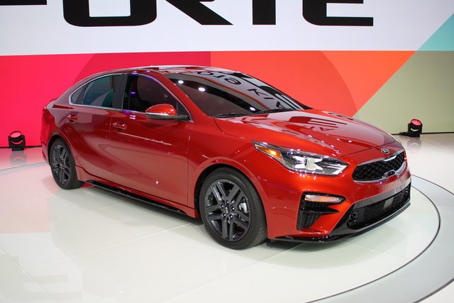KIA Quoris Photos and Specs. Photo: KIA Quoris sedan 2018 and 25 ...