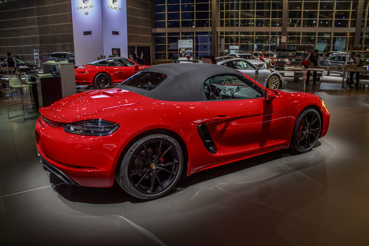 Porsche 718 Spyder Photos and Specs. Photo: Porsche 718 Spyder ...