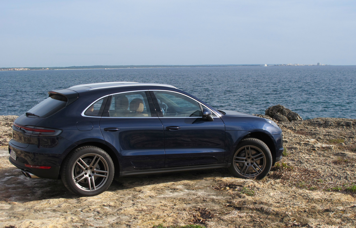 Porsche Macan Photos and Specs. Photo: Porsche Macan reviews ...