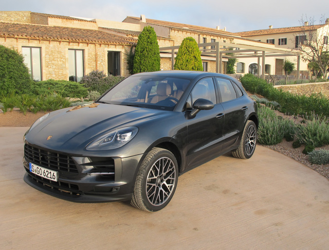 Porsche Macan Photos and Specs. Photo: Porsche Macan accessories big ...
